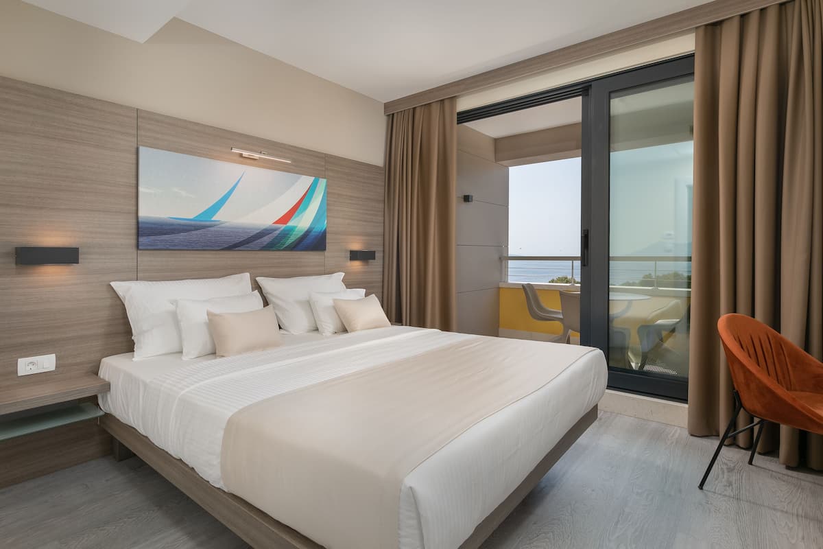 Deluxe Suite with Balcony and Sea View | Frigobar, cofres nos quartos, escrivaninha