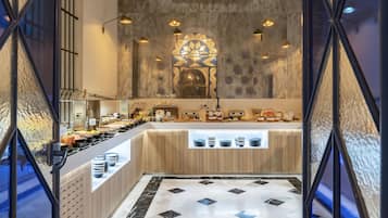Pequeno-almoço tipo buffet diário (22 EUR por pessoa)