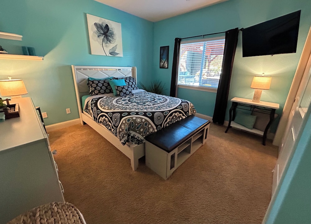 The W Resort - Gorgeous Outdoor Kitchen, Pool, Hot Tub, & Fire-pit - Redding, CA