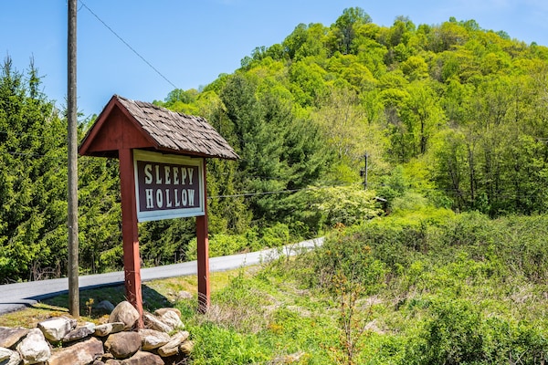 The Elk Chalet: King Bed Suite, Hot Tub W\/ S'mores Bar & Putt-putt!️ - Sugar Mountain, NC