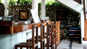 Um restaurante com móveis de madeira e um balcão.
