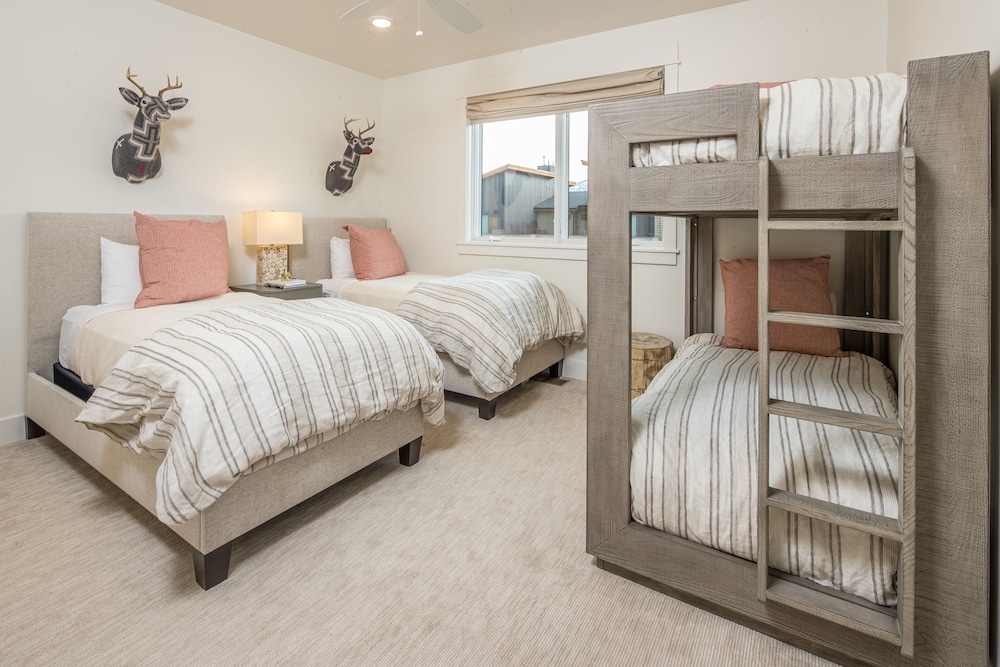 Luxury Condo W/private Hot Tub & Lone Peak Views, Minutes To Big Sky Resort - Copper John Getaway - 빅 스카이