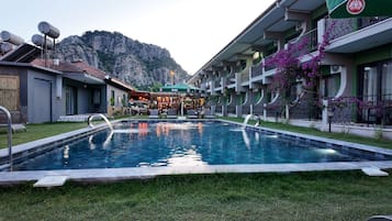 Piscina externa sazonal, guarda-sóis, espreguiçadeiras