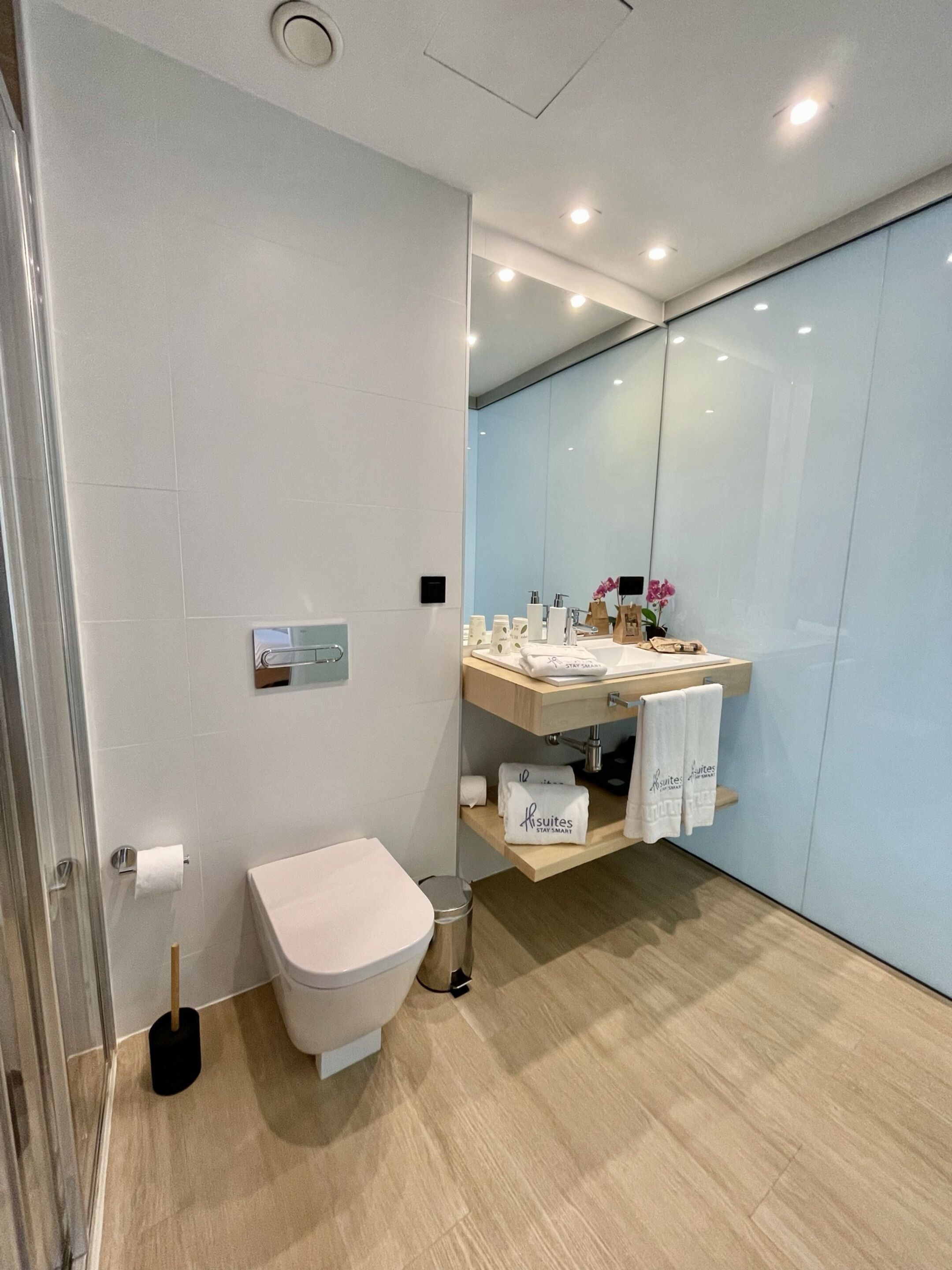 Uma casa de banho moderna com sanita, lavatório e zona de duche.