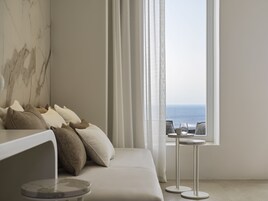 Suíte, piscina particular, vista para o mar | Área de estar | Smart TV 50 polegadas com canais digitais, TV