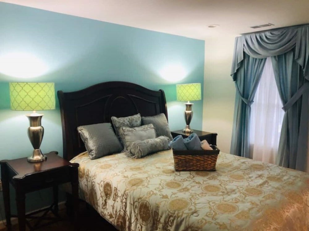Cameron Charmer Pristine Downtown Apt With Double Master Suites - Shenandoah University, Winchester