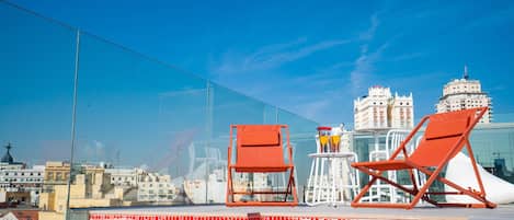 Piscina exterior, da(s) 10:00 à(s) 19:00, espreguiçadeiras