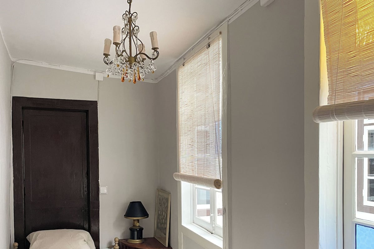 Quarto solteiro standard | Frigobar, espaço de trabalho para notebook