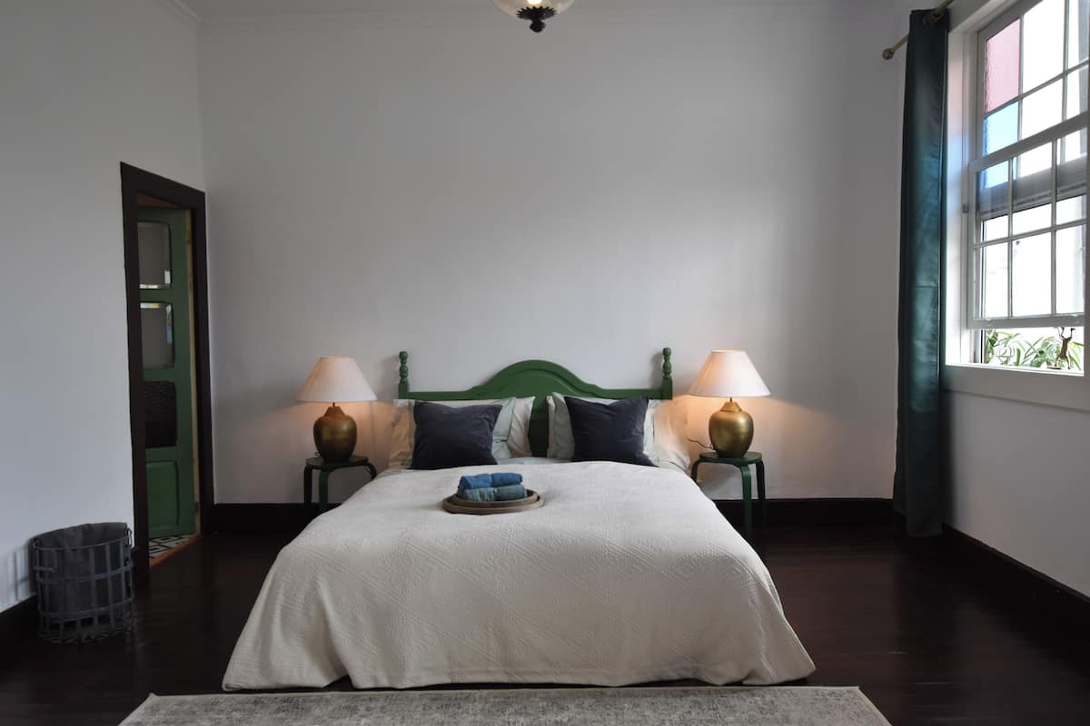 Quarto casal luxo | Frigobar, espaço de trabalho para notebook