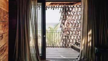 Casa na árvore, de frente para a praia | Frigobar, cofres nos quartos, individualmente decorados