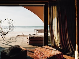 Suite, junto ao mar | Minibar, cofre no quarto, com decoração personalizada 