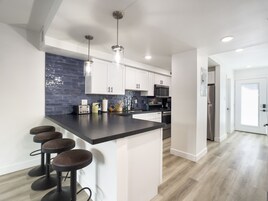 Apartamento Comfort | Cozinha privada | Um frigorífico/congelador grande, um micro-ondas, um forno 