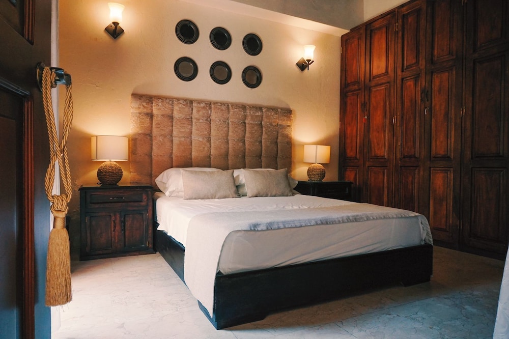 Colonial House With Contemporary Touches 7 Rooms With Terrace And 2 Small Pools - Cartagena