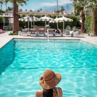 Piscina exterior, guarda-sóis, espreguiçadeiras 