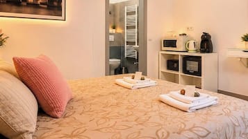 Roupa hipoalergénica, minibar, com decoração personalizada, secretária