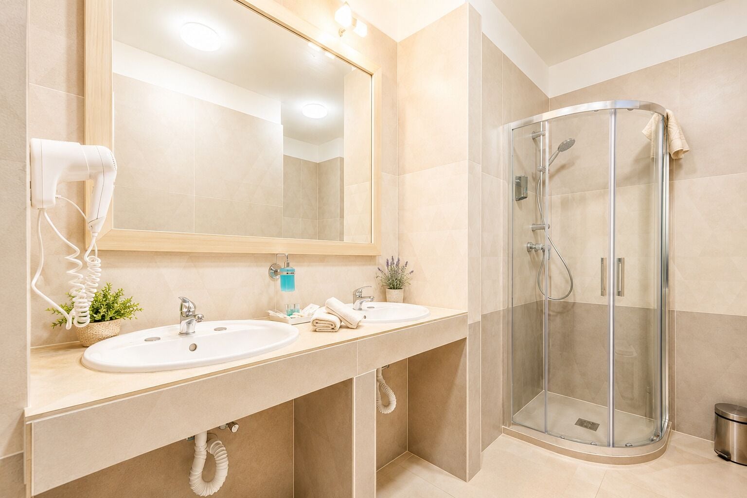 Apartamento Cidade | Casa de banho | Um polibã, artigos de higiene ecológicos, um secador de cabelo, roupões 