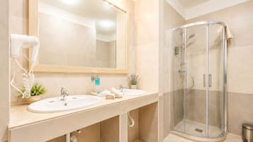 Apartamento Cidade | Casa de banho | Um polibã, artigos de higiene ecológicos, um secador de cabelo, roupões