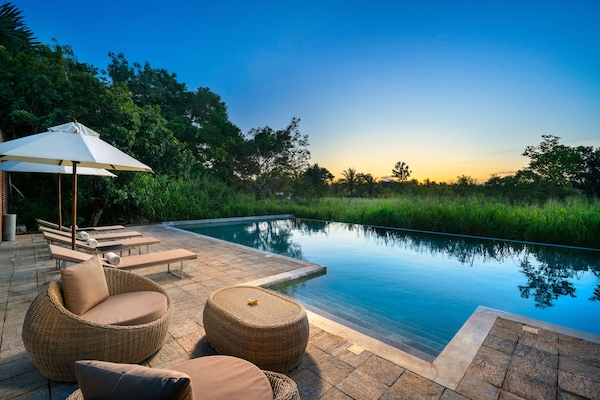 Piscina externa, espreguiçadeiras