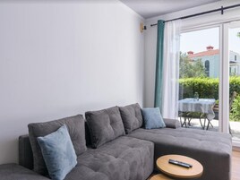 Apartamento (One Bedroom Apartment with Balcony) | Sala de estar | TV