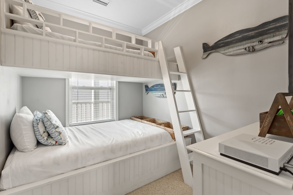 Private Pool ~ Balcony ~ Pet Friendly ~ Outdoor Seating ~ Ev Charger - Destin, FL
