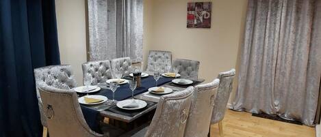 Casa | 3 quartos, Wi-Fi de cortesia, roupa de cama