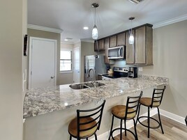 Apartamento em Condomínio Fechado, várias camas, pátio (Villa 511 - No Pets) | Cozinha privada | Uma cafeteira/bule, um frigorífico/congelador grande 