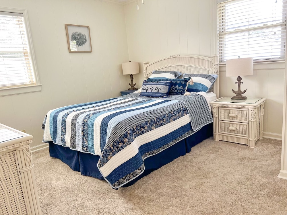 Beach House Just Steps To The Ocean With Partial Sea View & No Parking Fees! - Oak Island, NC
