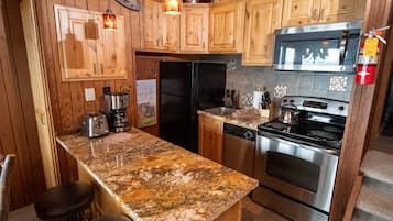 Villa, 2 quartos, vista para o lago | Cozinha privada | Um frigorífico/congelador grande, um micro-ondas, um forno