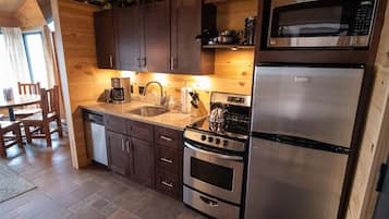 Villa, 1 quarto, vista para o lago | Cozinha privada | Um frigorífico/congelador grande, um micro-ondas, um forno