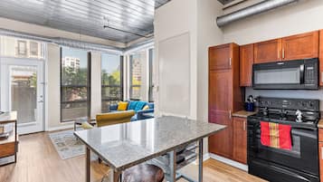 Apartamento clássico | Cozinha privada | Geladeira grande, micro-ondas, fogão, cooktop
