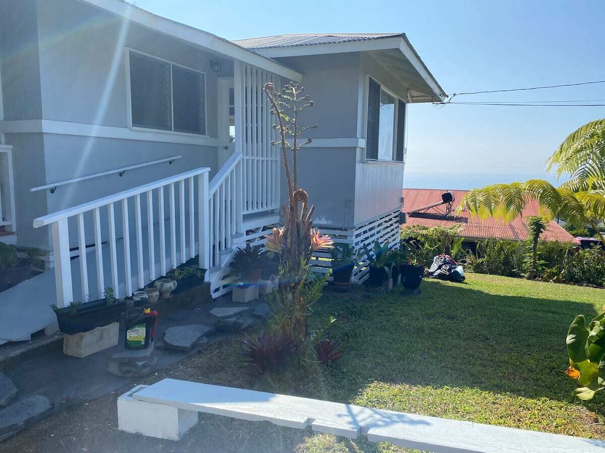 Steps to the Ocean at Manini Beach at Kealakekua Bay! Konakays ...