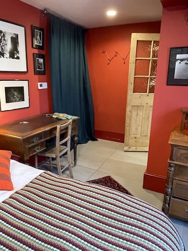 Small Luxury Hideaway In A Tree Lined Street - London, UK