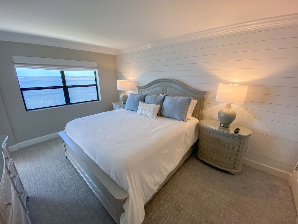 Sanibel Harbour Resort Bay View Tower 633: Seaside Colors Inspire This Beachfront Condo - Sanibel, FL