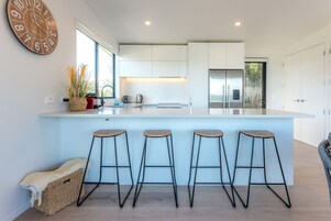 Estúdio Deluxe | Cozinha privada | Um frigorífico, um forno, uma placa de cozinha, uma chaleira elétrica 