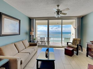 Apartamento em Condomínio Fechado, 2 quartos, varanda, vista para o oceano (T2 707 - No Pets) | Sala de estar | Televisor de ecrã plano de 40 polegadas com canais digitais 