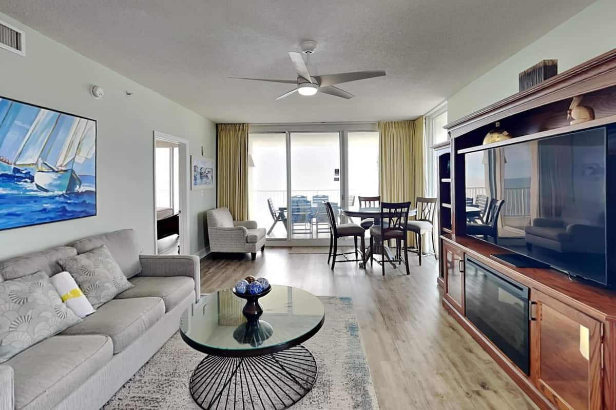 Apartamento em Condomínio Fechado, várias camas, vista para o oceano (T1 1601 - No Pets) | Sala de estar | Televisor de ecrã plano de 40 polegadas com canais digitais