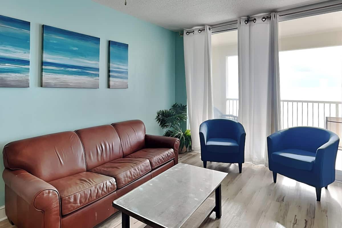 Apartamento em Condomínio Fechado, várias camas, varanda, vista para o oceano (T2 1106 - No Pets) | Sala de estar | Televisor de ecrã plano de 40 polegadas com canais digitais