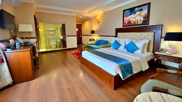 Quarto casal luxo, 1 cama Queen, vista para a cidade | Frigobar, individualmente decorados, individualmente mobiliados