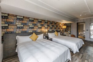 Quarto quádruplo família, 2 camas de casal, para não fumantes, vista para a cidade | Edredons de pluma, escrivaninha, espaço de trabalho para notebook