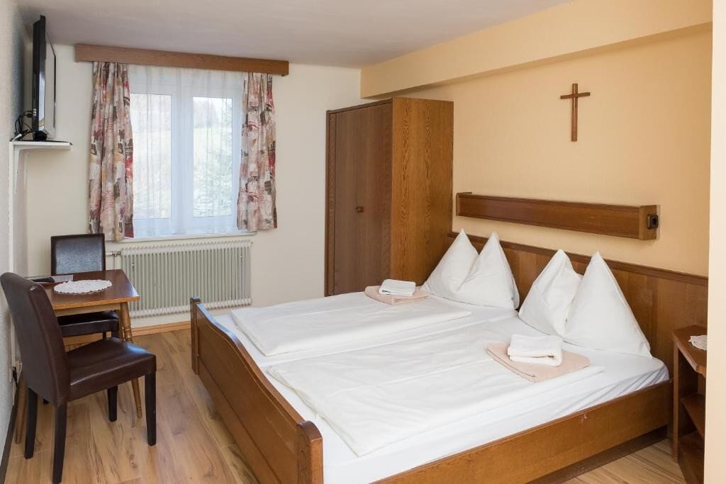 Quarto Duplo Económico, 1 cama king-size | Secretária adequada para computadores portáteis, Wi-fi grátis 