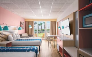 Quarto, 2 camas queen-size, vista parcial para o oceano | Cofre no quarto, secretária 