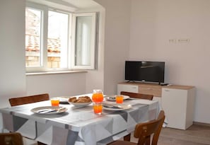 Apartamento (Two Bedroom Apartment with city view ) | Sala | Televisor 
