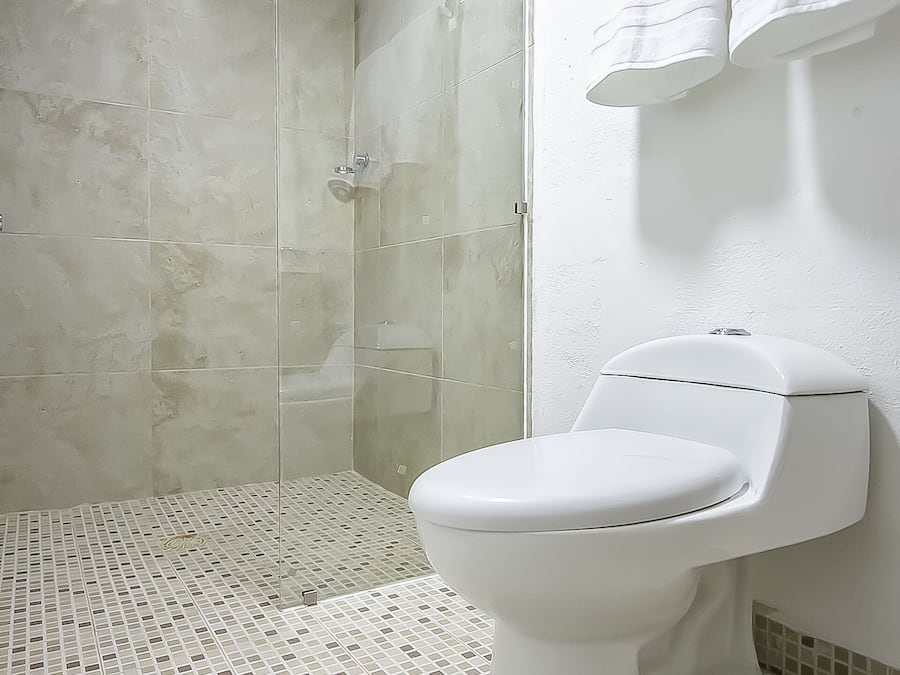Quarto Standard | Casa de banho | Um polibã, artigos de higiene pessoal grátis, toalhas fornecidas, sabão