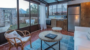 Villa Iris | Cozinha privada | Um frigorífico/congelador grande, um micro-ondas, um forno