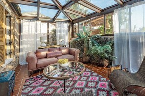 Villa Adonis | Sala de estar | Smart TV de 52 de polegadas com canais via satélite, televisor, Netflix 