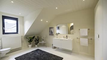 Quarto Duplo Comfort | Comodidades da casa de banho | Um chuveiro fixo, artigos de higiene pessoal grátis, toalhas fornecidas