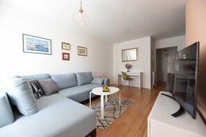 Apartamento (One Bedroom Apartment) | Sala | Televisor 