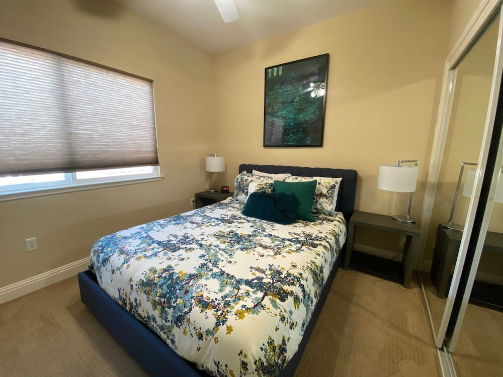 Peaceful-near Tech Companies-fully Stocked-tesla - Santa Clara, CA