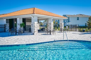 Piscina externa, espreguiçadeiras