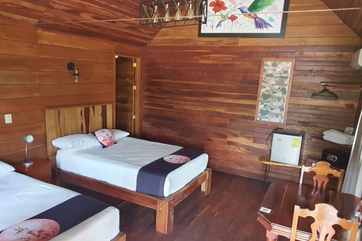 Cabine, 2 camas de casal | Secretária, Wi-fi grátis, roupa de cama fornecida